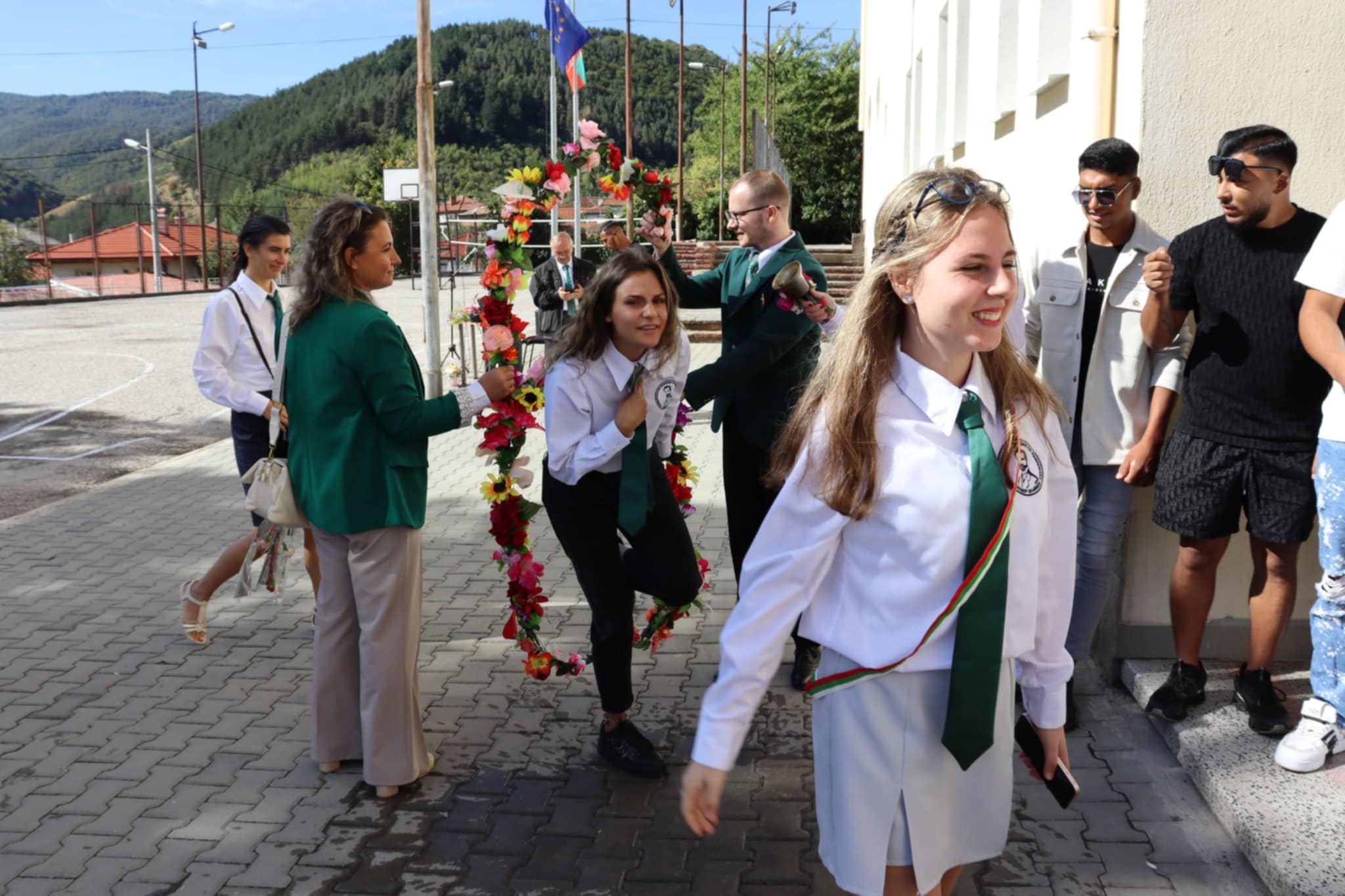 Учителите в ПГ „Т.Г.Влайков“ Клисура посрещнаха възпитаниците с нови униформи - KarlovoPress
